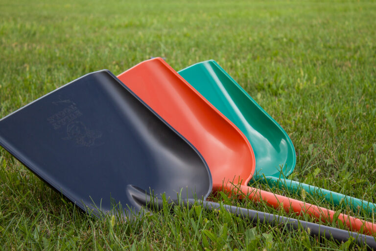 42" One-Piece Poly Scoop / Shovel with D-Grip Handle | Bully Tools, Inc.